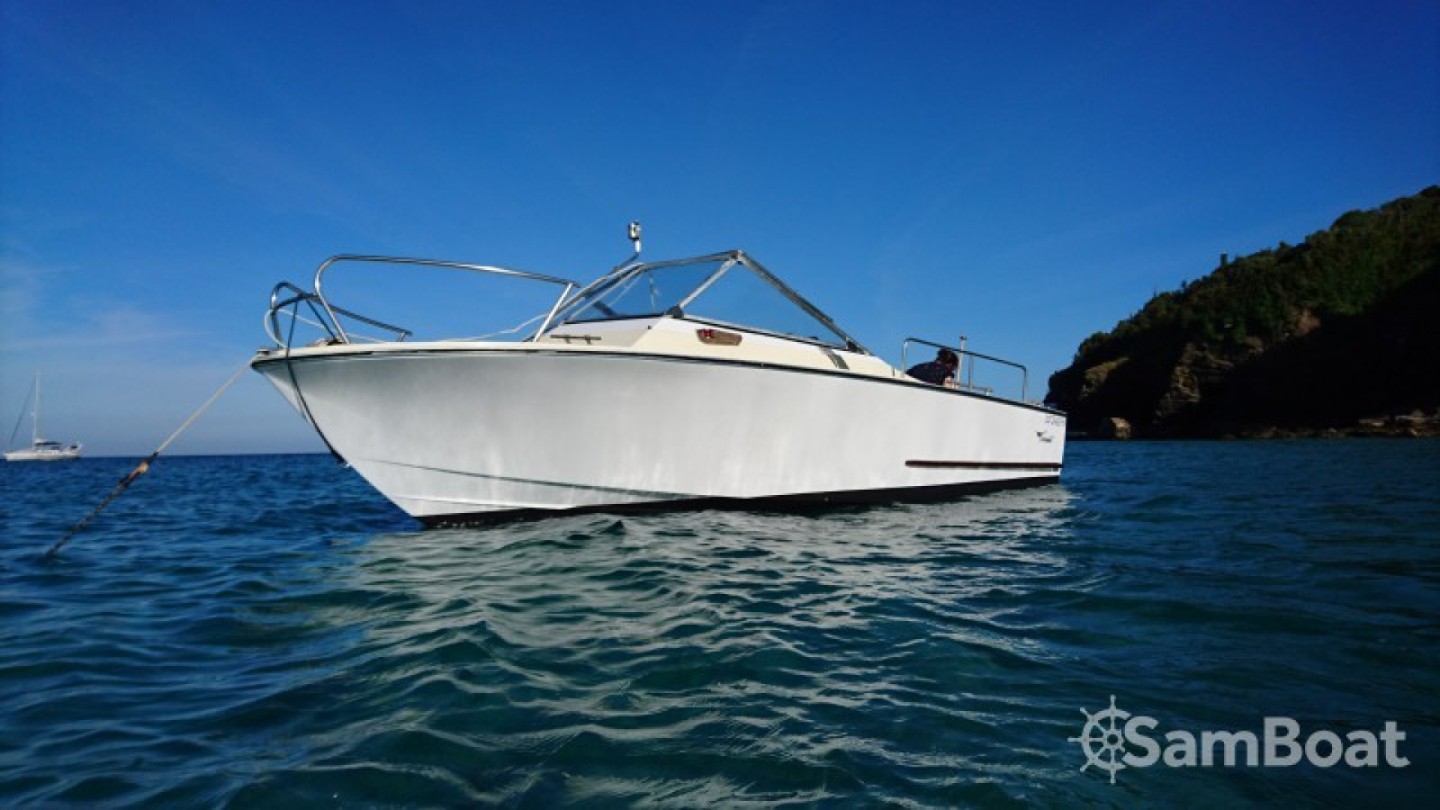 Hire a Motorboat Botved Coronet 21 dc in Larmor-Plage | SamBoat