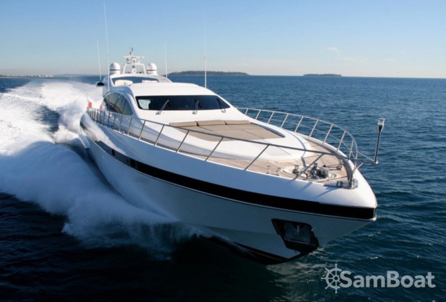 Hire a Luxury Yacht Mangusta 28.06 metres (92' 1") in Cannes | SamBoat