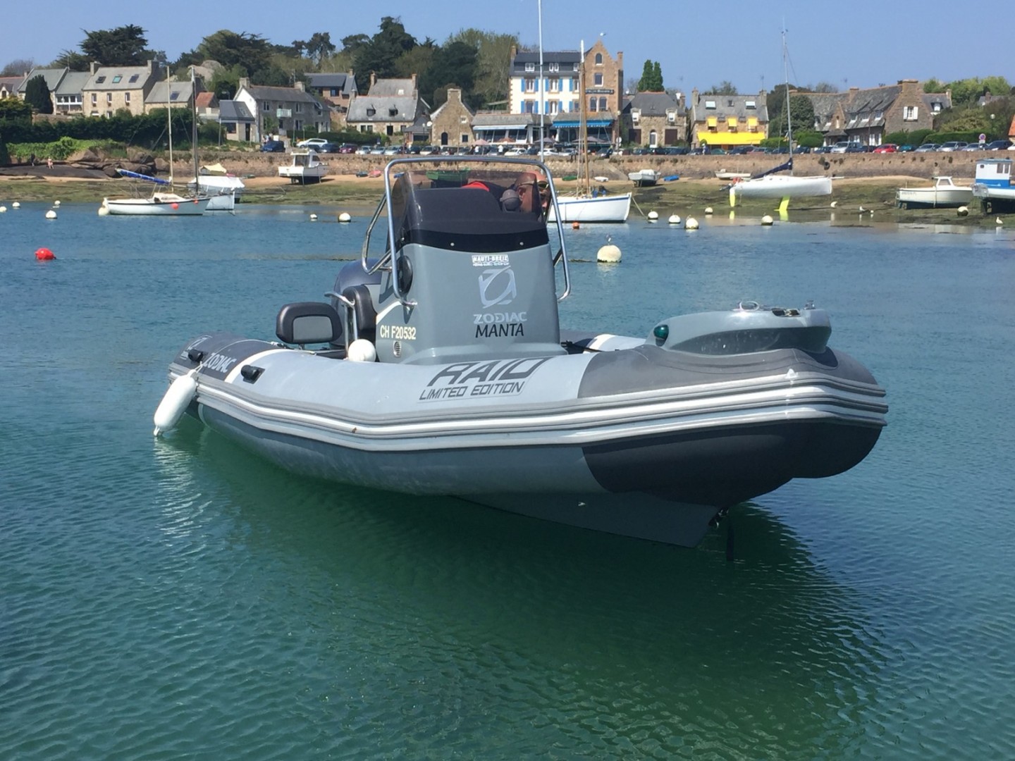 Hire a RIB Zodiac Pro Open 550 Raid Edition in Perros-Guirec (MANTA ...