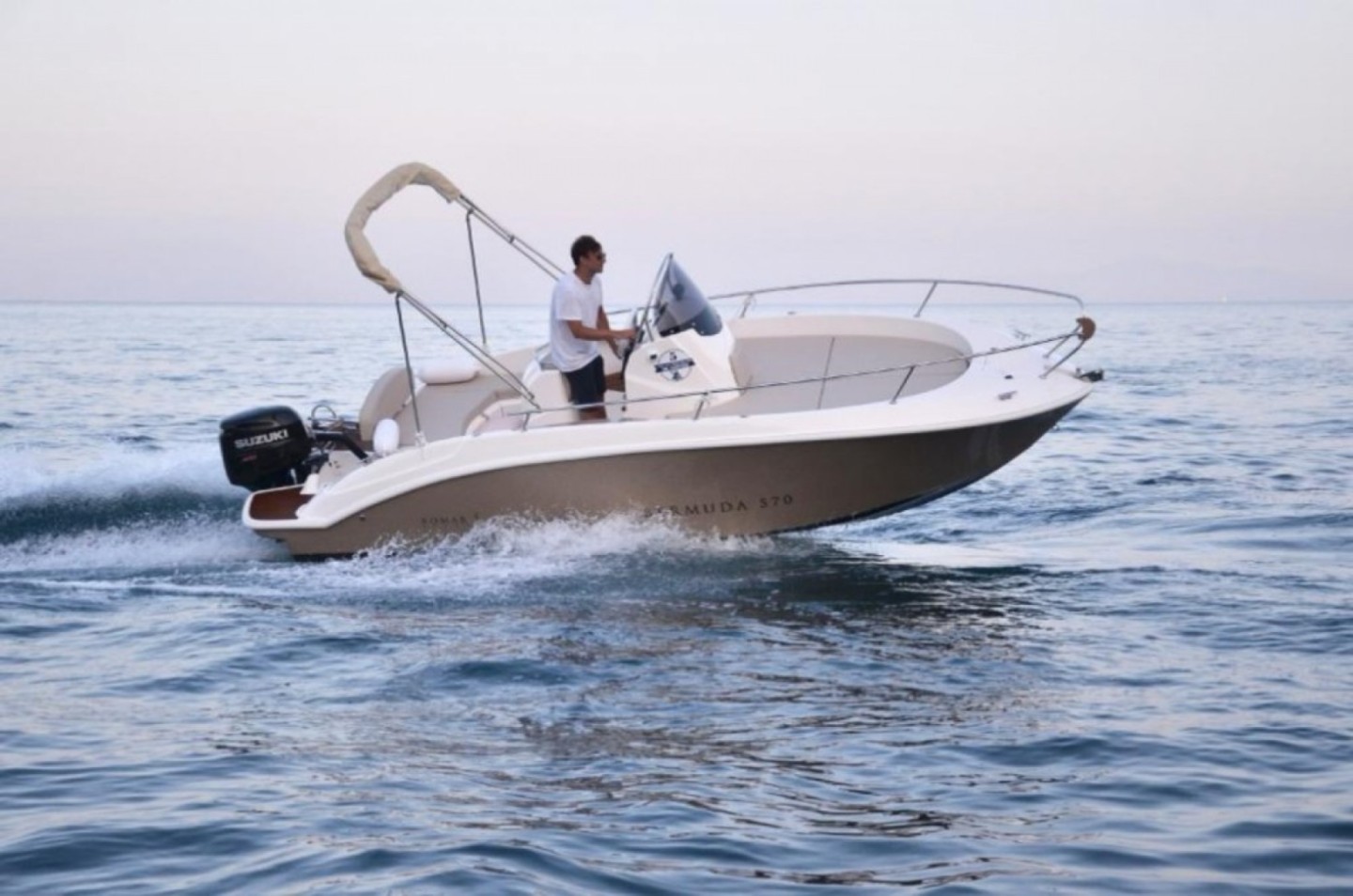 Hire a Motorboat Romar Bermuda in Salerno (Bermuda 2021) | SamBoat