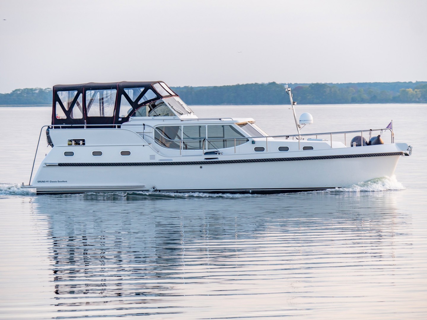 Hire a Canal boat Gruno Classic 41 in Kröslin | SamBoat