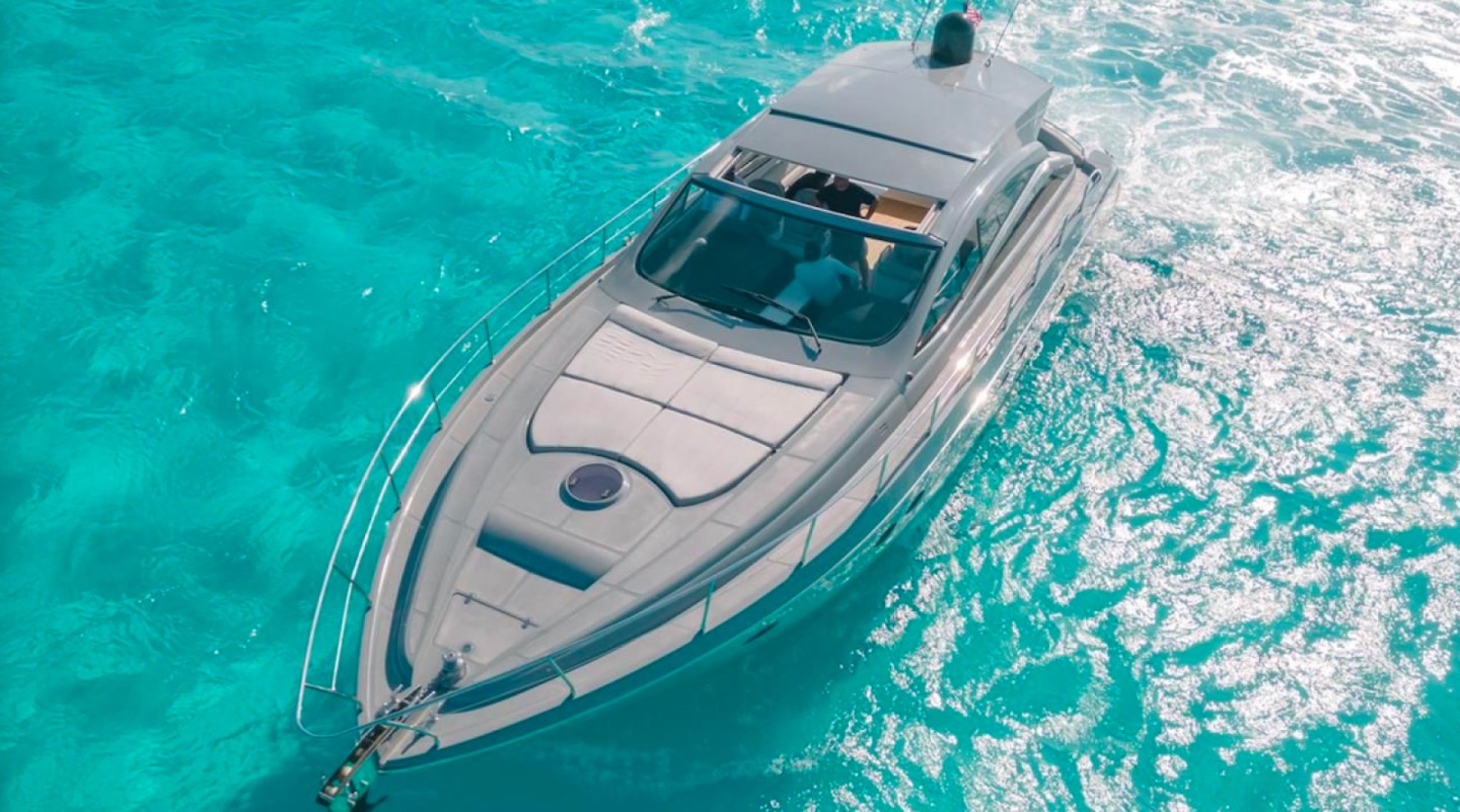 Hire a Luxury Yacht Pershing 60 in Cancún - SamBoat