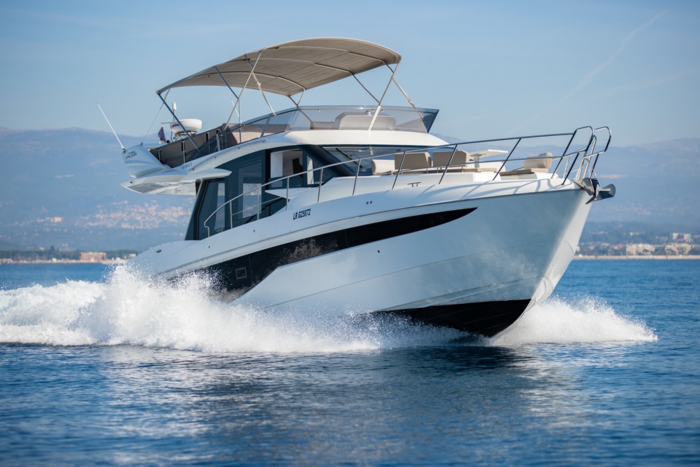 Hire a Motorboat Galeon 460 Fly in Saint-Tropez (Mojito ) | SamBoat