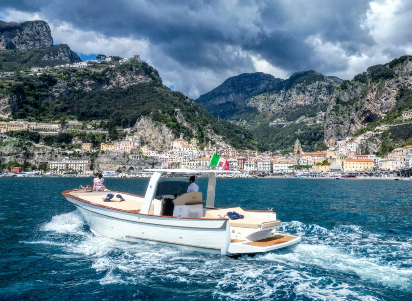 Hire a Motorboat Milano - Aprea Milano 38 HT in Amalfi Coast | SamBoat