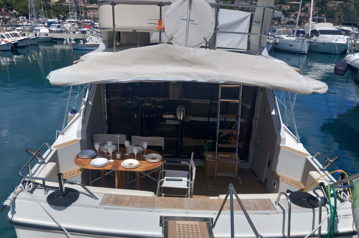 Hire a Motorboat Fairline, U.K. fairline 43 fly in Arenzano (Fairline ...