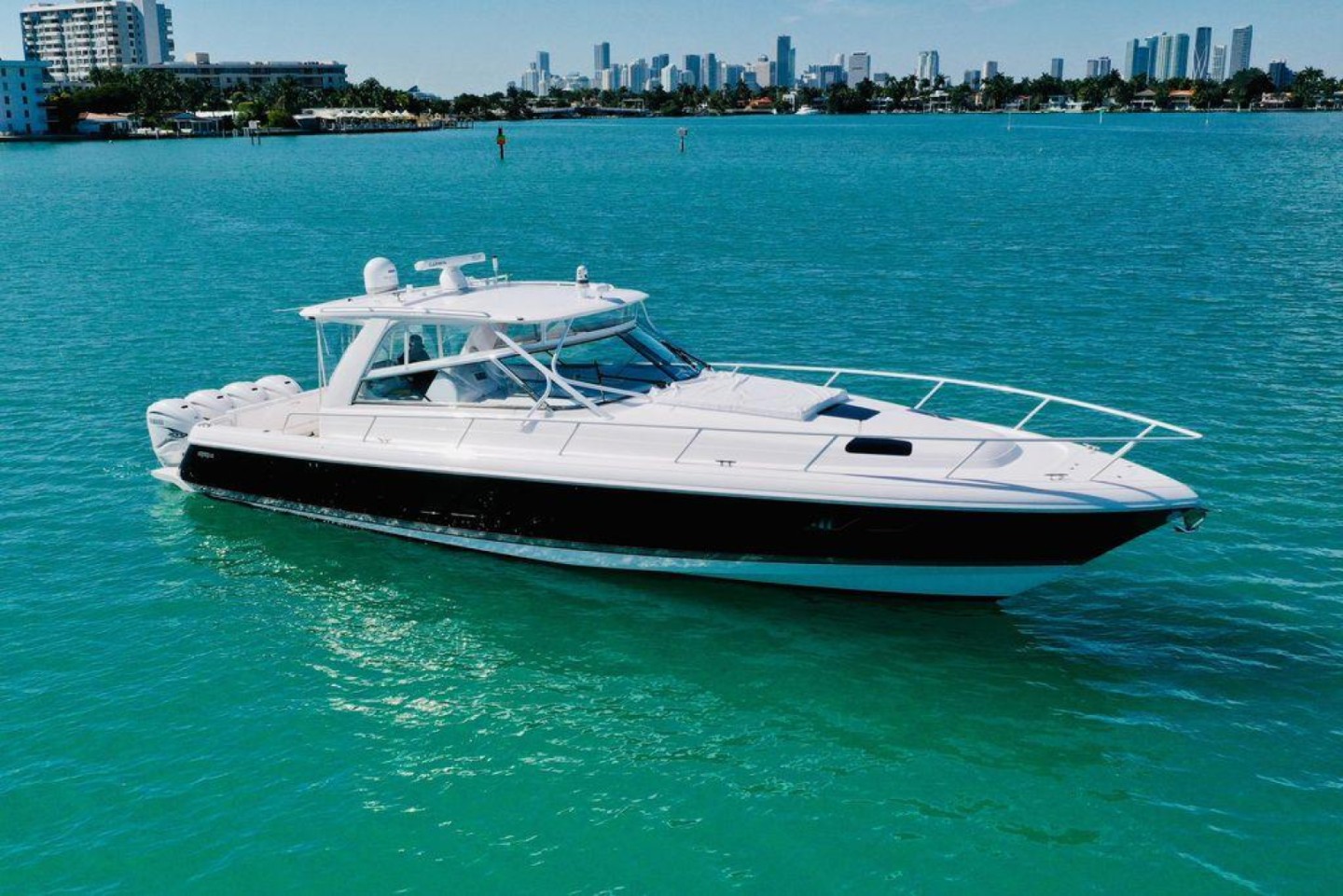 Hire a Motorboat Intrepid 48 Sport Yacht in Nassau (47 Intrepid) | SamBoat