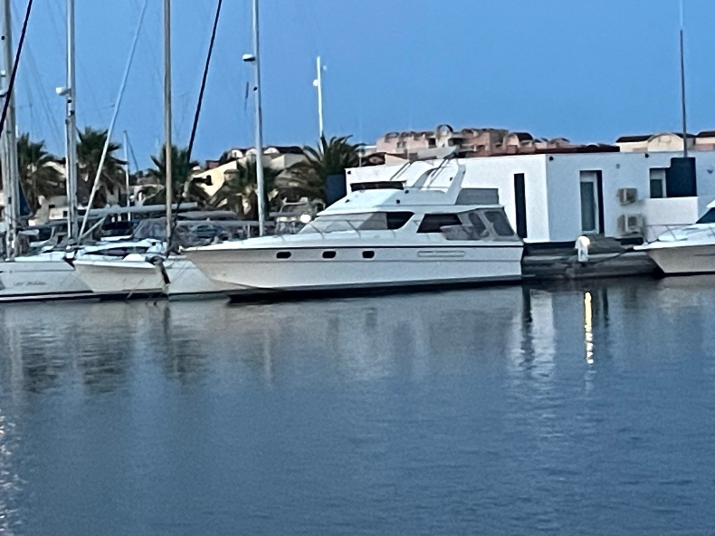 Hire a Motorboat Marine-Project PRINCESS 415 in Gruissan (Sequoia ...