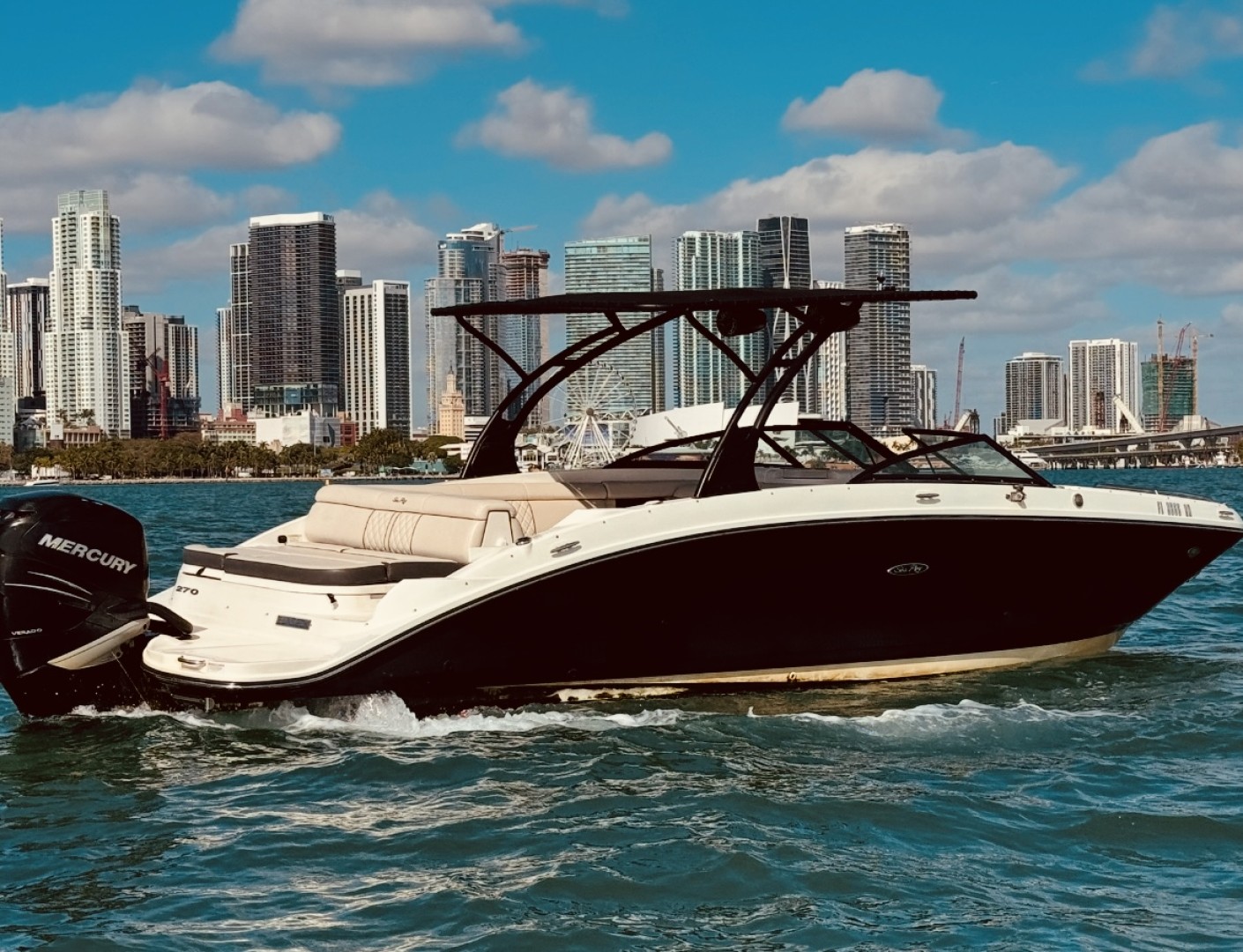 Hire a Motorboat Sea Ray 270 Sundeck Outboard in Miami | SamBoat