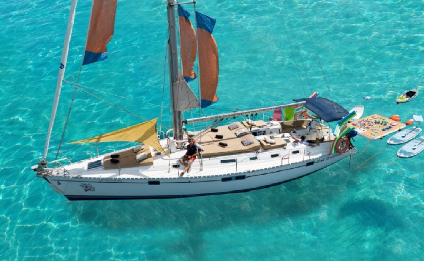 Hire a Sailboat Bénéteau Oceanis Mooging 445 in Torrevieja | SamBoat