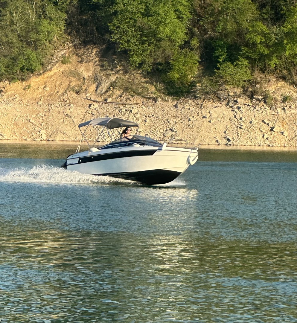 Hire a Motorboat Jeanneau Leader 550 in La Tour-du-Meix (Hélios ) | SamBoat