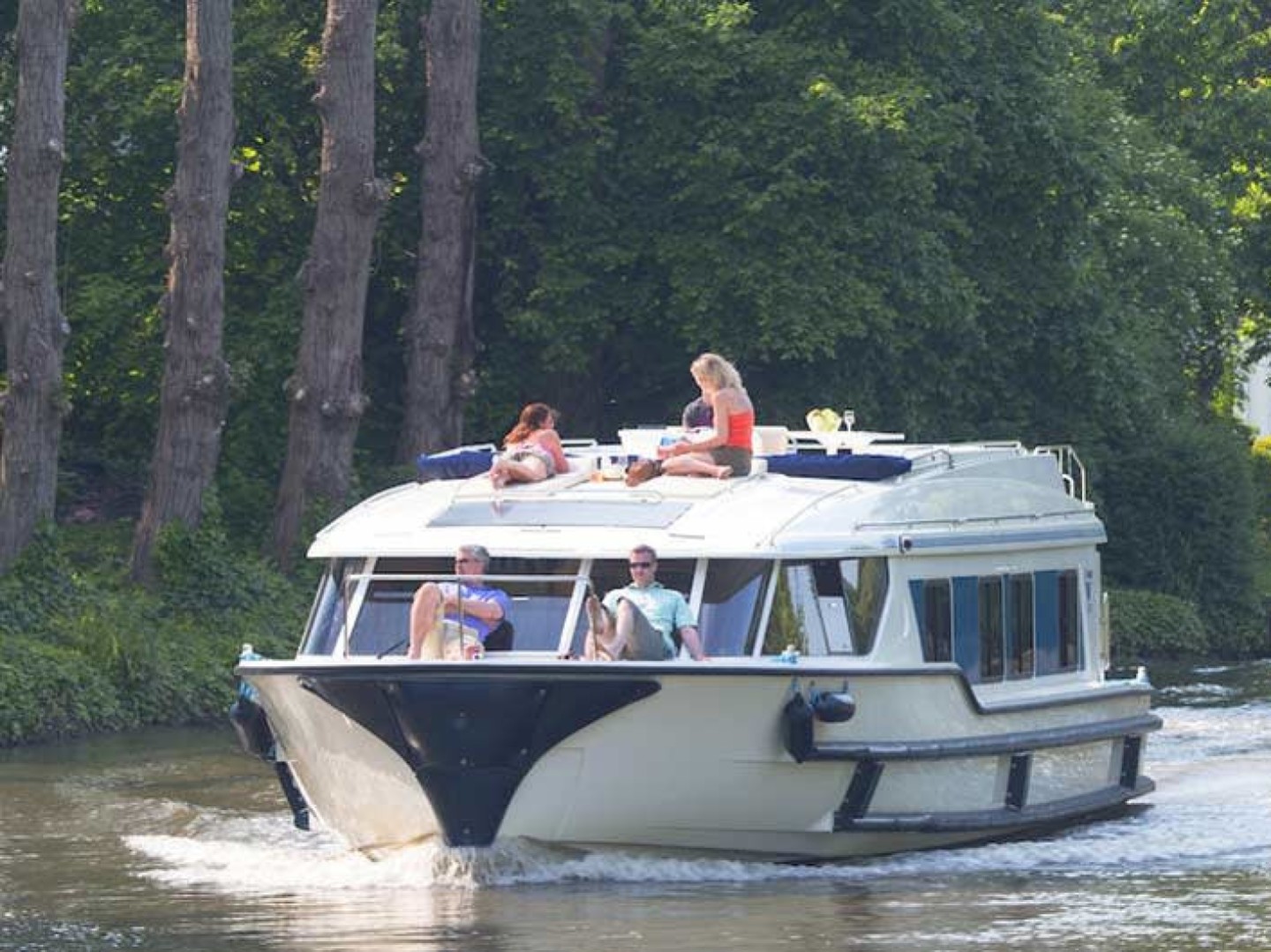 Hire a Motorboat Le Boat Vision 3 in Portiragnes | SamBoat