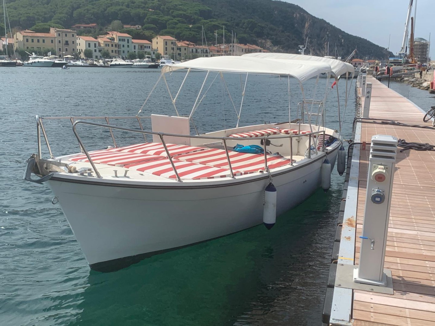 Hire a Motorboat Cantiere Gennaro Gatto Gozzo in Portoferraio | SamBoat