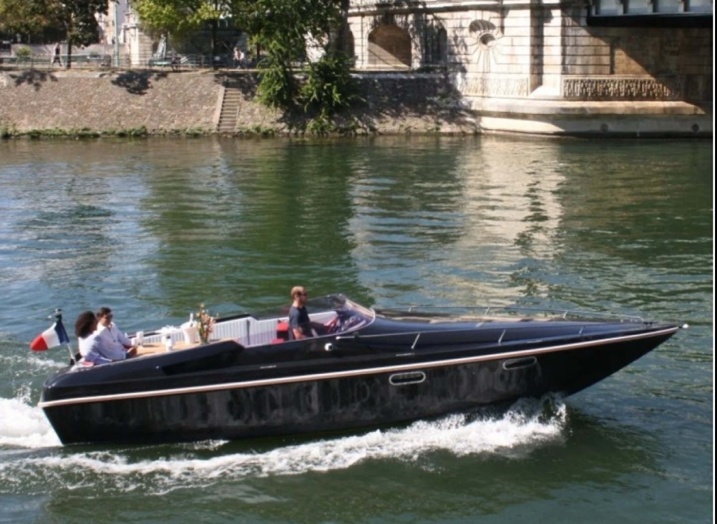 Hire a Motorboat Tullio Abatte Black Swan in Paris (Black Swan) | SamBoat