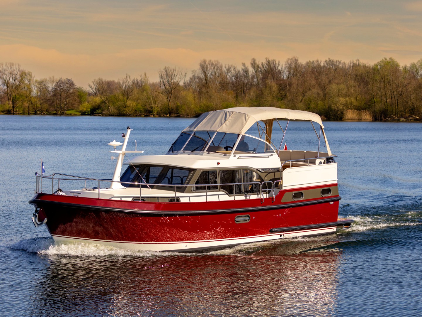 Hire a Motorboat Linssen 35 SL AC in Le Landeron (L'Épicurien) | SamBoat