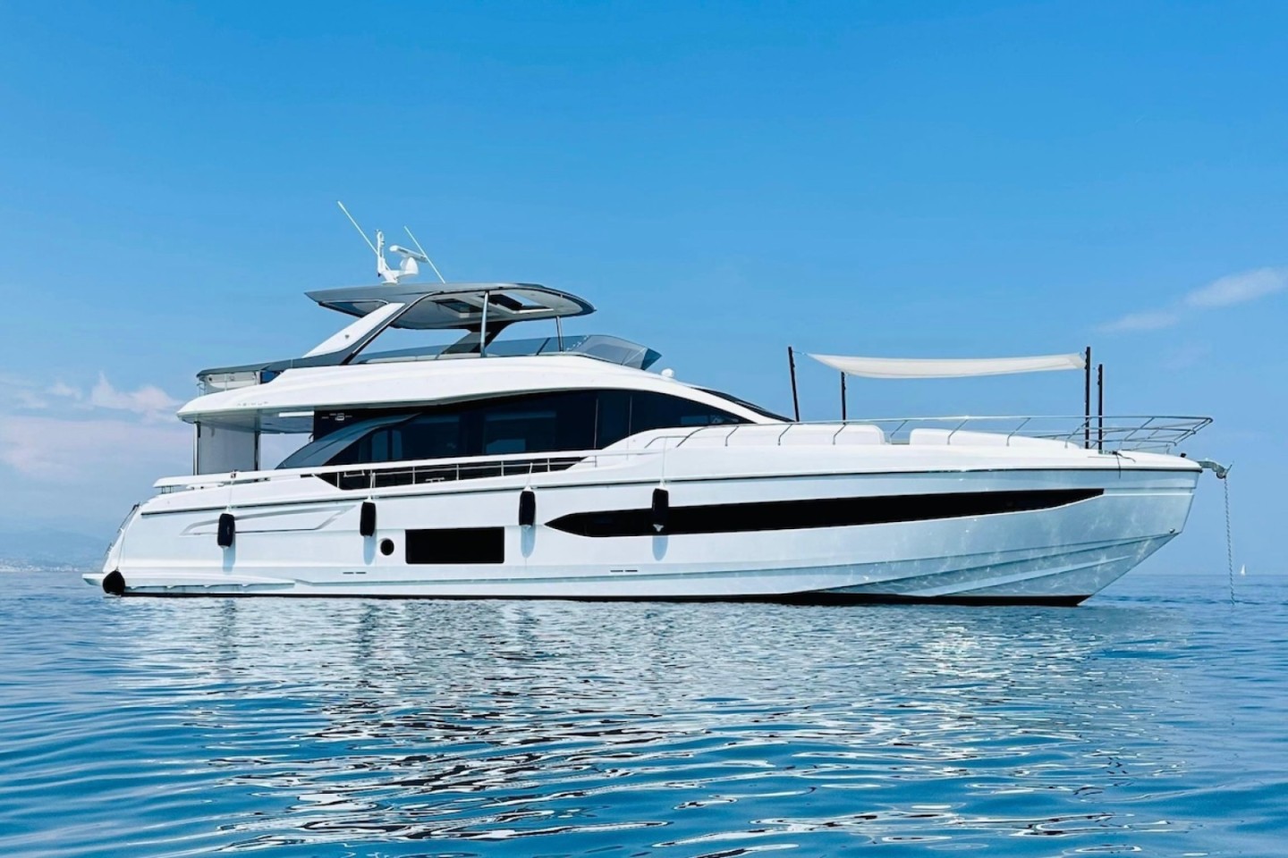 Hire a Luxury Yacht Azimut 78 Fly in Miami (Island Time) | SamBoat