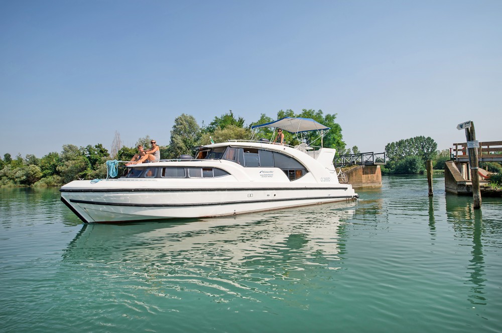 Hire a Canal boat Houseboat Holidays Italia Minuetto 6+ in Casale sul ...