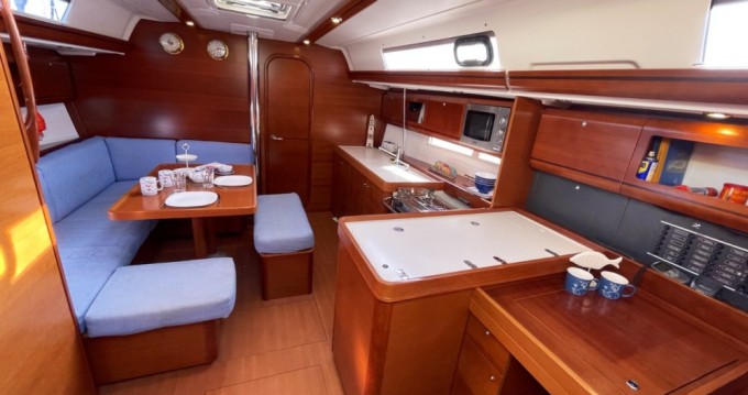 Dufour 405 Grand Large - Specs, layout & video | SamBoat