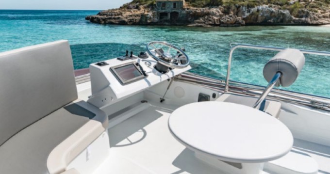 Swift Trawler 30 - Specs, layout & video | SamBoat